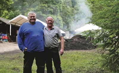 Norbert Brandmeier hilft seit 40 Jahren beim Meilerbau mit | Eppsteiner ...